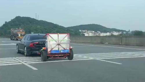 行车记录仪实拍:看到这辆沃尔沃,忍不住感叹,还是自己实力不允许呀!