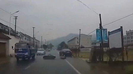 实拍男子横穿马路被撞飞,真是太惊险!