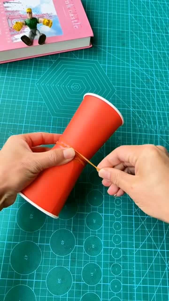 纸杯做的飞行器,竟然能滞空飞行 #新知创作人 #自制玩具 #纸杯手工