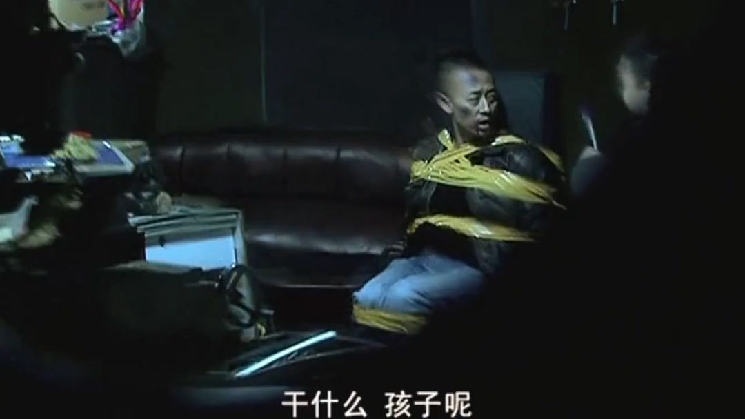决不放弃:混混不肯交代,姜洪武拿鸡毛挠痒痒,混混受不了了