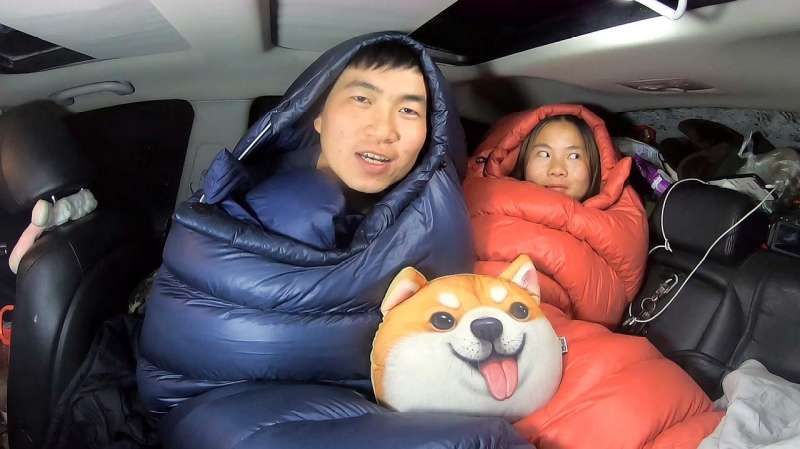 自驾夫妻在罗布泊无人区露营,车窗全部被冻住了