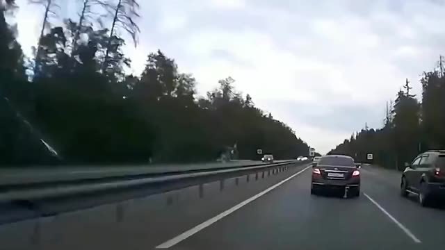 小车为了礼让行人,结果被后方来车直接撞飞