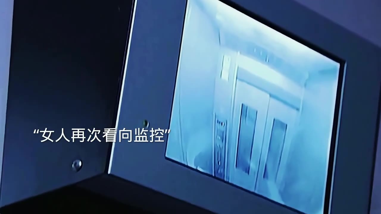 "电梯门打开女人傻眼了"