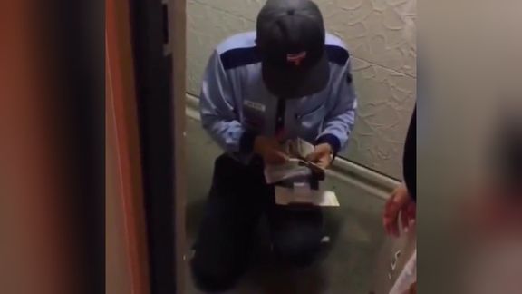 开门就跪下,我只是收个快递而已,日本人的服务意识太强了