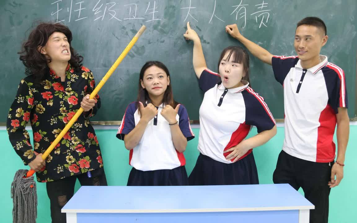 老师写班级卫生人人有责,没想学生加一笔套路老师打扫卫生,真逗