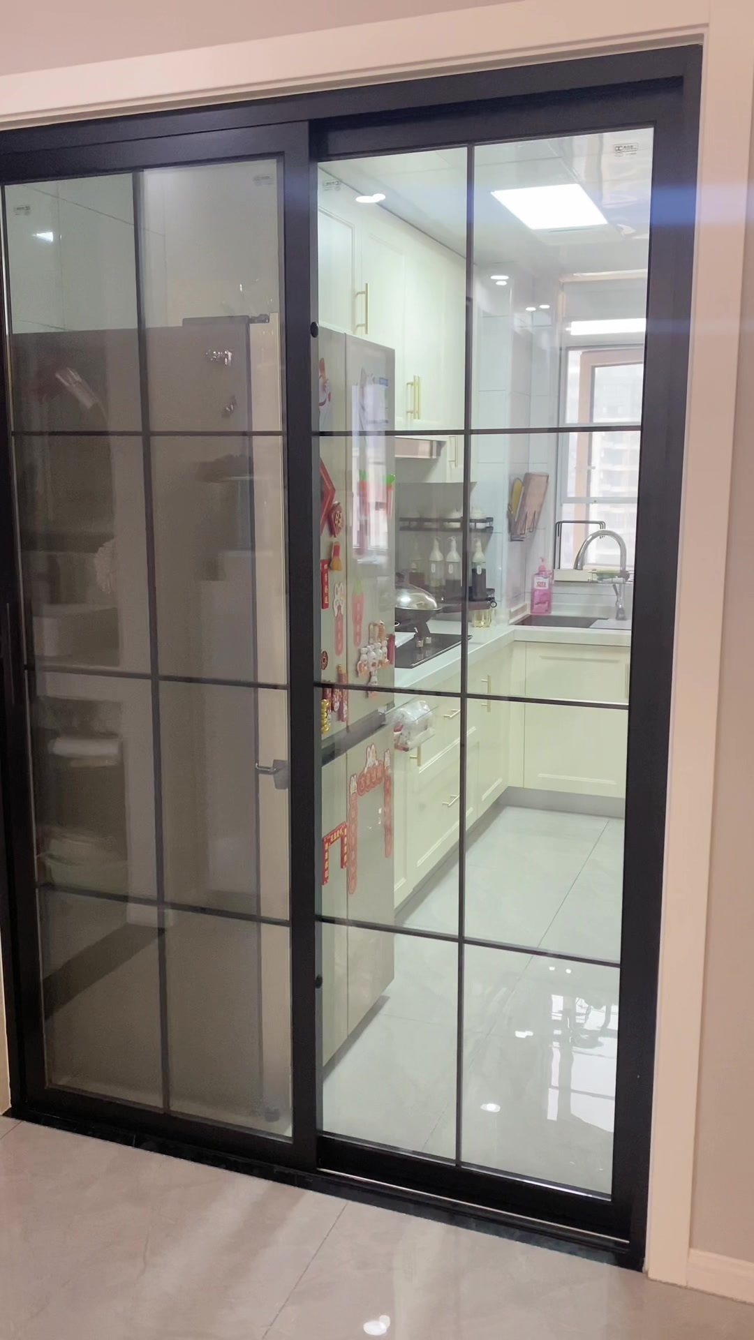 厨房的玻璃门,只需要一把玻璃刷加上洗洁精,就能刷的锃光瓦亮#厨房清洁小技巧