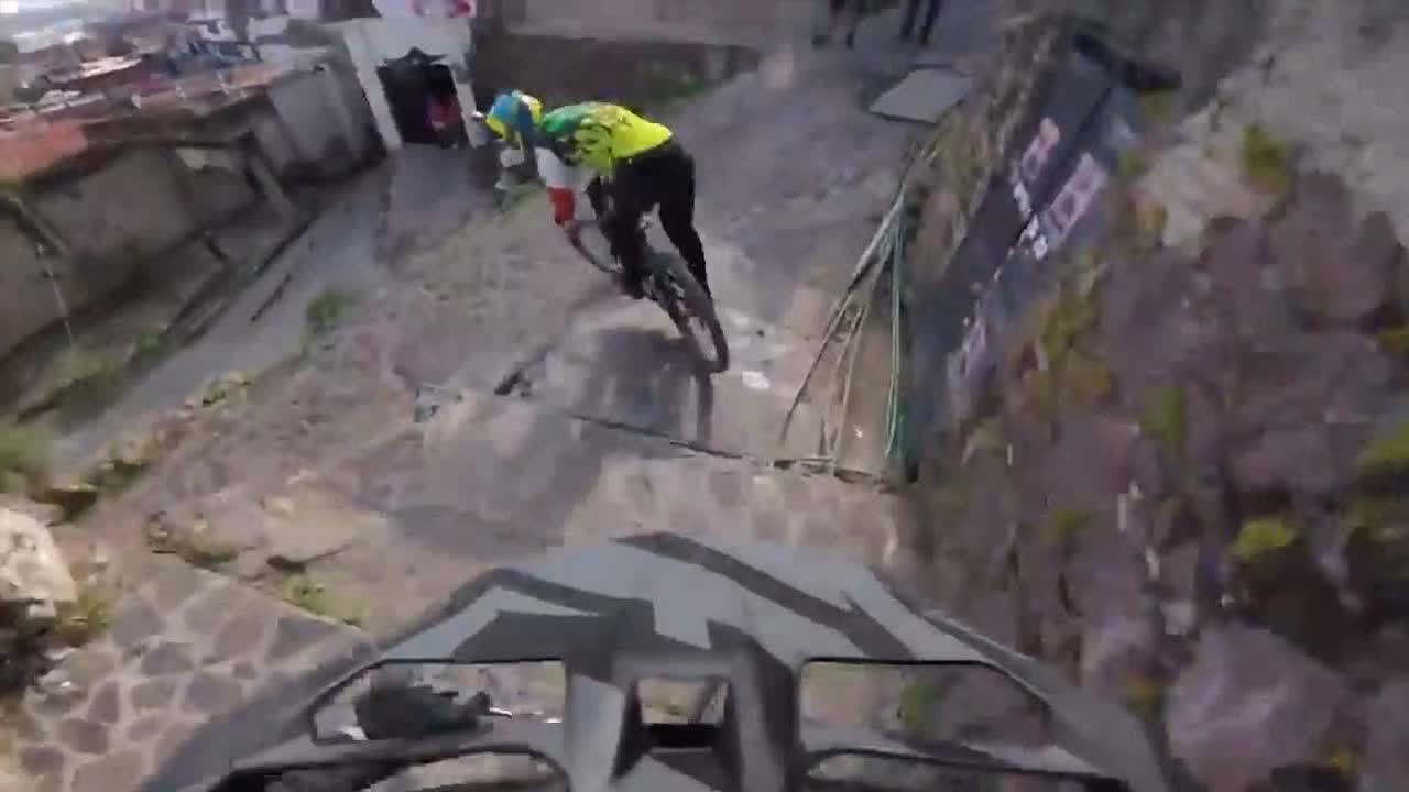 极限爱好者小村极限速降,楼梯都不是障碍,速度马上就飞起来