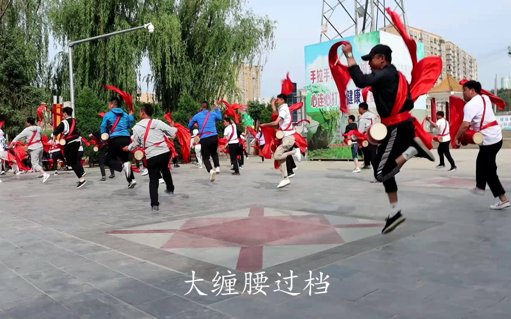 打腰鼓就要跳起来,安塞腰鼓不是纯粹的舞蹈,还有武术体操劳动动作的...