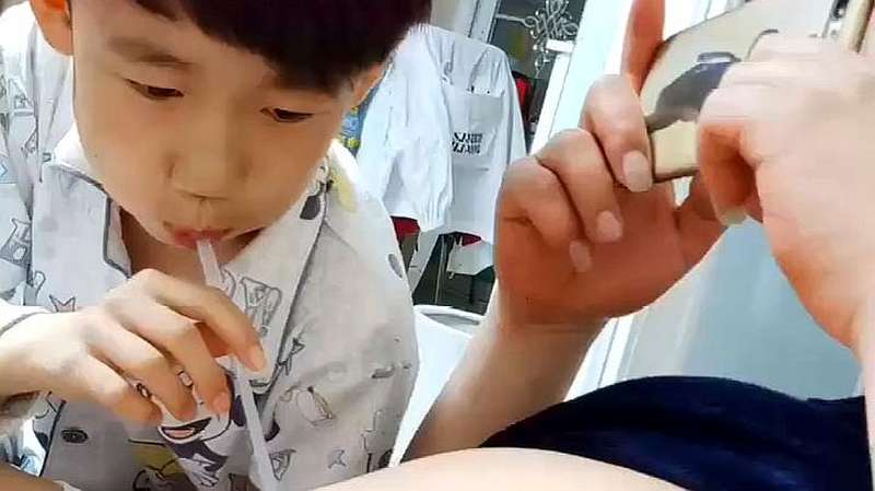 家长要把孩子看好,危险动作,切勿模仿 网友:小心“炸”了