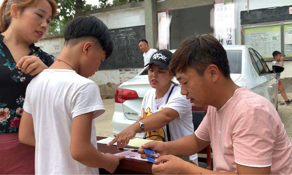 小飞花200块给电动车上牌,美女送给小飞200话费,等于一分钱没花