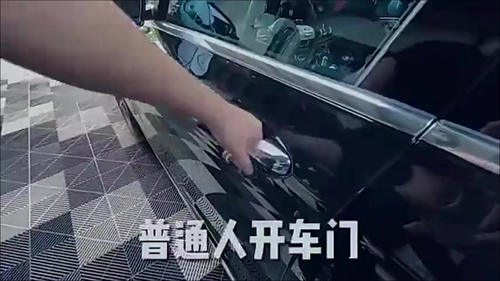 看看专业人士是怎样开关车门的,是不是有种强迫症的感觉