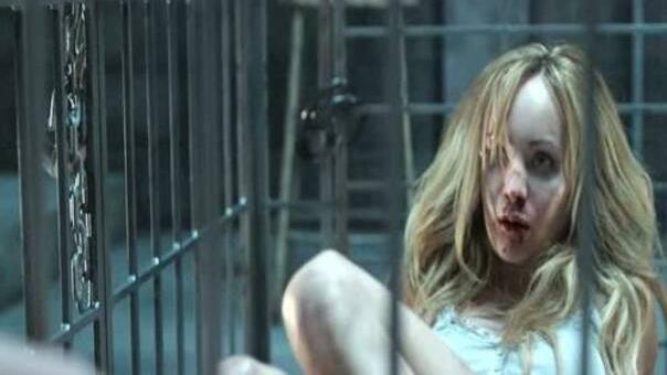 饲养员偶遇高中校花,顿时心生邪念,将校花囚禁起来当宠物养