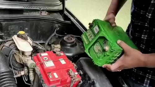 汽车没电了也不能启动,把家的电池拿来,一个动作就搞定了,怎么看着有点危险