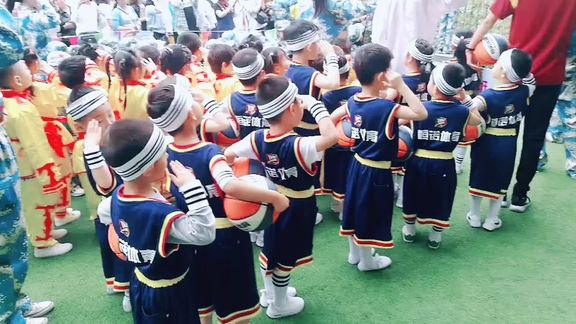 上次亲子运动会开幕式拍的,忘记发了!最好听的国歌,最帅气的篮球宝贝,...