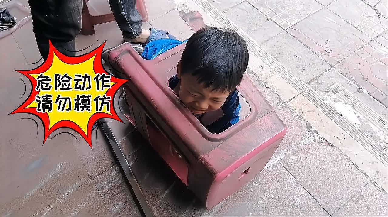 熊孩子贪玩被卡,妈妈一旁拍照乐的停不下来,网友:是亲妈吗