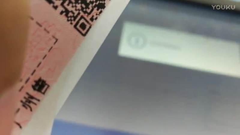 ...站售票厅好多人排队 手机购票自动取票不排队真方便 自动取票机操作...