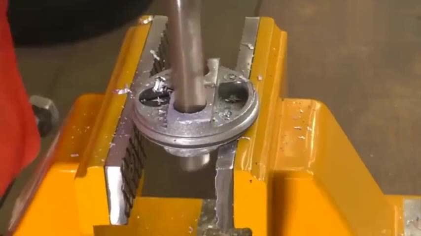 农村小伙将灭火器改造成泡沫剂,用来洗车洗地板都...