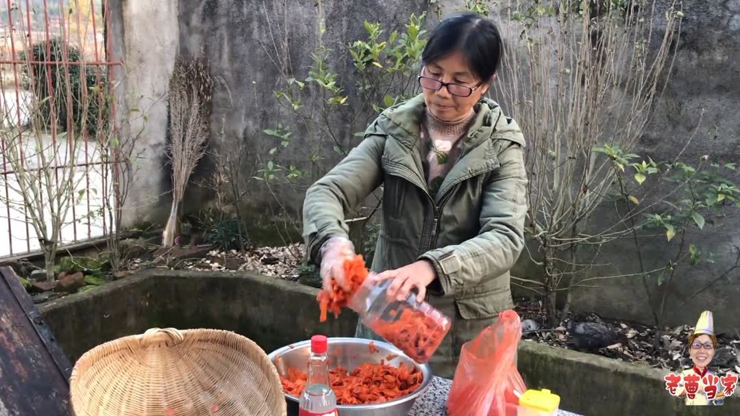 胡萝卜皮刨了别扔掉,学农村婆婆这么做,下酒喝粥都非常美味