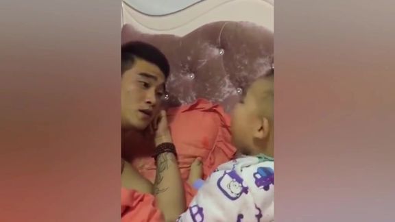 爸爸假装和儿子吵架,没想到儿子动真格的,把一旁的妈妈笑翻了!