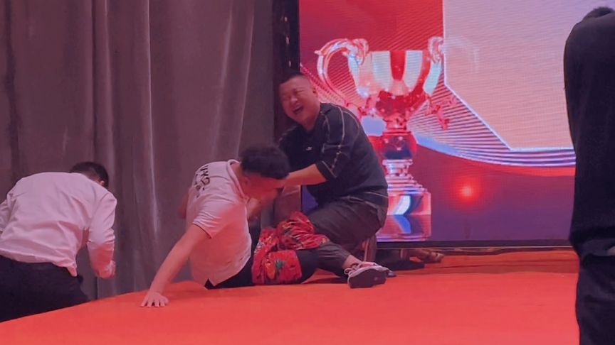 请允许我们给大家表演一段节目《童年》#男人简单的快乐