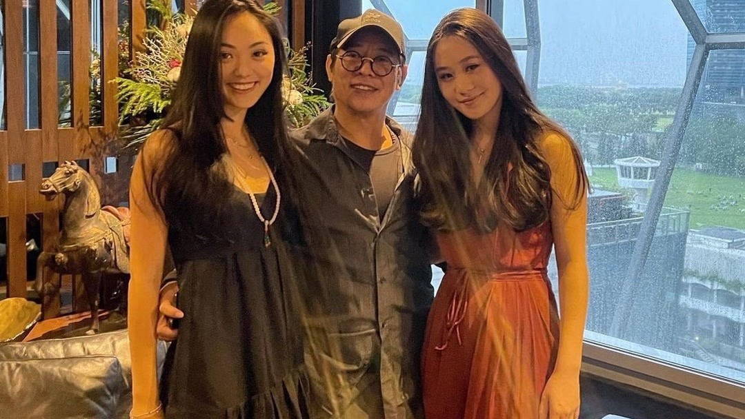 李连杰近况罕曝光 亲自为利智庆60大寿 和两个女儿站一起笑容满面