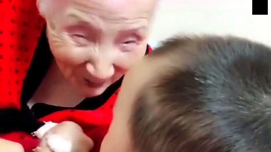 97岁奶奶看见重孙子高兴坏了,还给重孙子个大红包,画面太幸福了