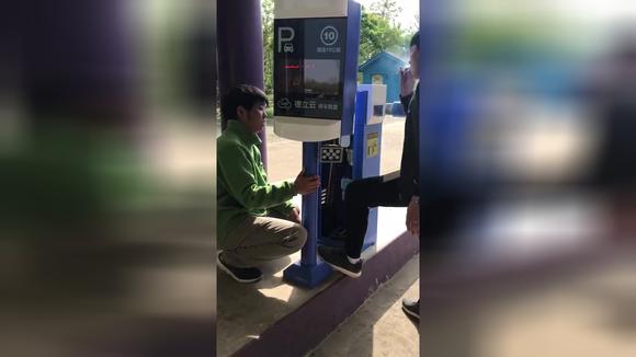 北京安贝驰德立云车牌识别系统在野生动物园停车场系统设备做检修