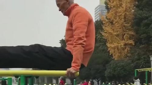 同样都是60岁的大叔,一个在双杠上锻炼身体,另一个却满眼羡慕