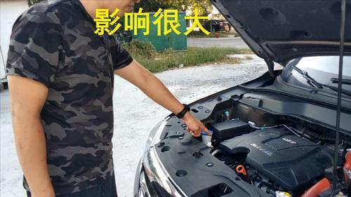 等红灯时,D挡踩刹车对变速箱和整车稳定性影响很大?