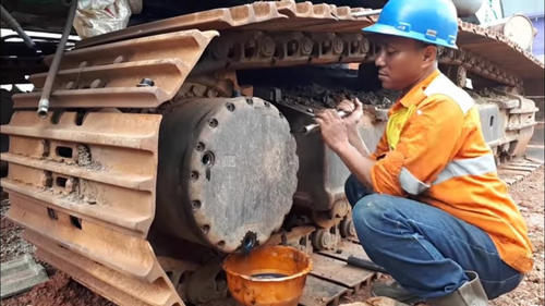 挖掘机履带式靠什么驱动的,拆开驱动轮看看,长见识了