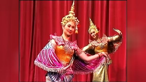 传统泰国舞蹈ฟ้อนลาวดวงเดือน รำ