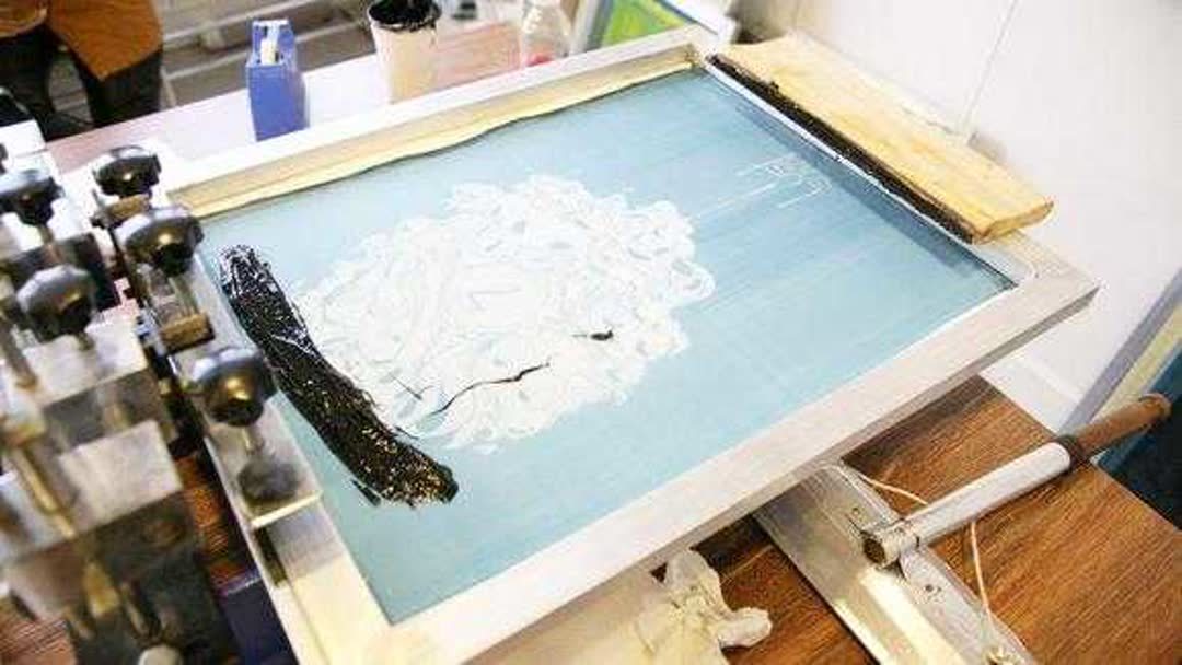 刮板一过,字就上去了这就是丝网印刷设备