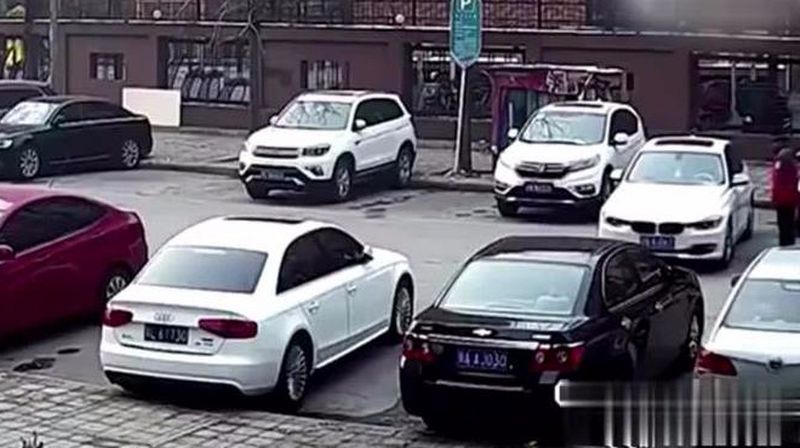 女司机就是牛,倒车入库3分钟都没成功,撞车却连撞两辆