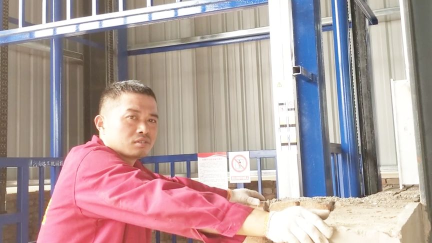 农村搭建钢结构厂房,大哥高温下搬铁皮瓦,这么辛苦一天挣多少钱