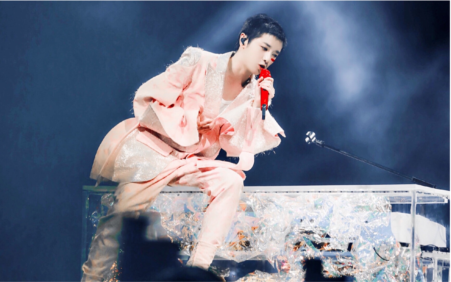 ...距离/加字幕】《疯人院》华晨宇音乐盛典2019华晨宇火星演唱会LIVE