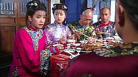 还珠格格:小燕子和五阿哥吵架,还拿石头砸五阿哥的头,五阿哥真的是...