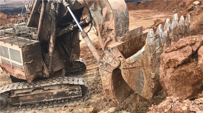 巨兽Terex RH170正铲挖掘机作业实拍,看支臂就能预估它的实力!