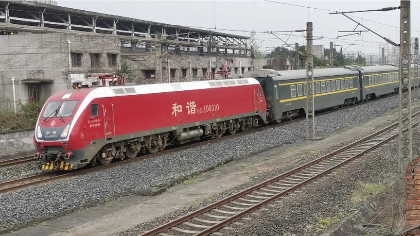 襄渝铁路 北京西开往重庆西的Z95次列车从达州站开出