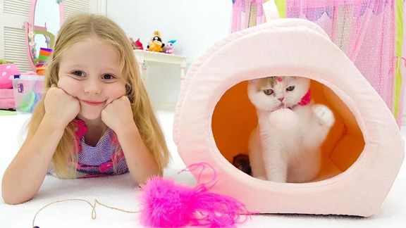 儿童萌宝乐园:小公主给小猫咪制作小房子,成品看起来真漂亮!