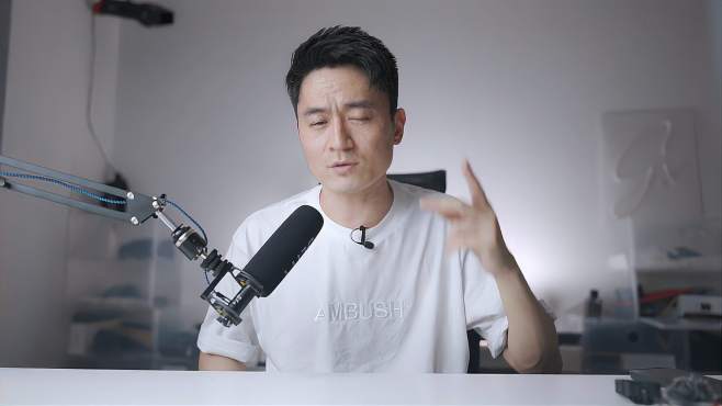 「2分钟教程」如何穿搭无线麦克风小蜜蜂
