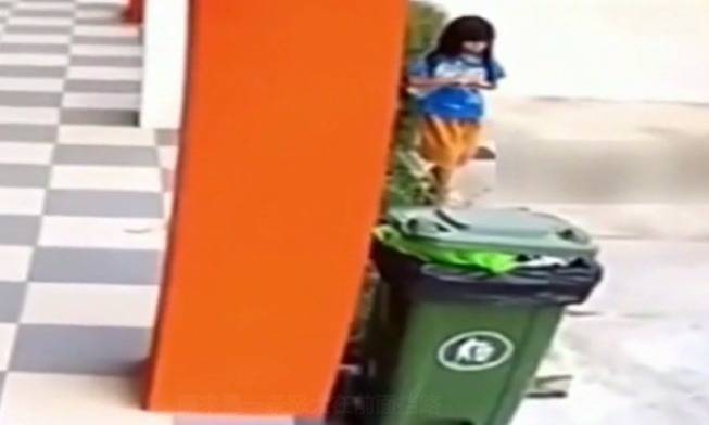 小女孩放学走在路上,惨遭恶狗追咬,揪心的一幕被监控拍下