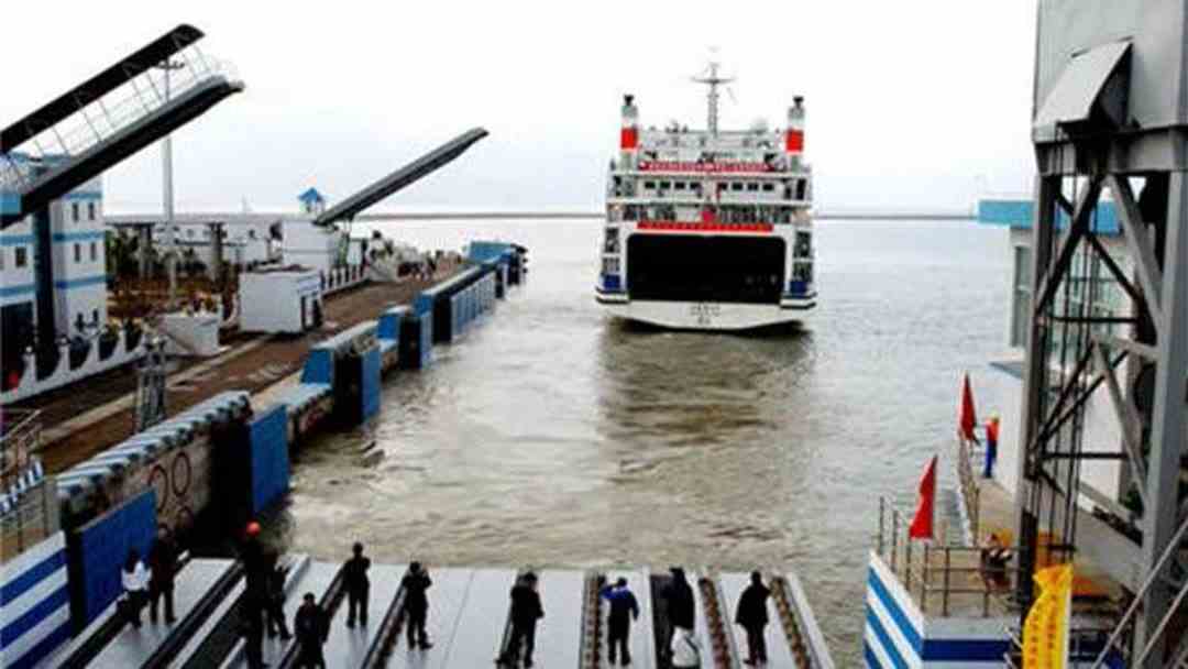 为什么火车要轮渡到海南,而不建造跨海大桥?看专家怎么说