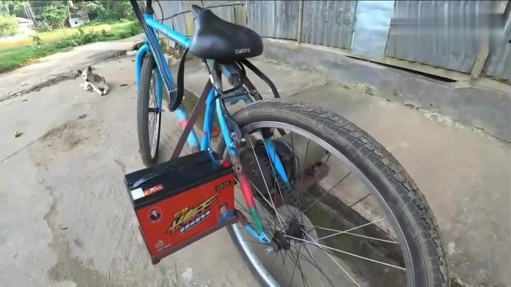印度大哥自制的电动自行车,骑起来够拉风!