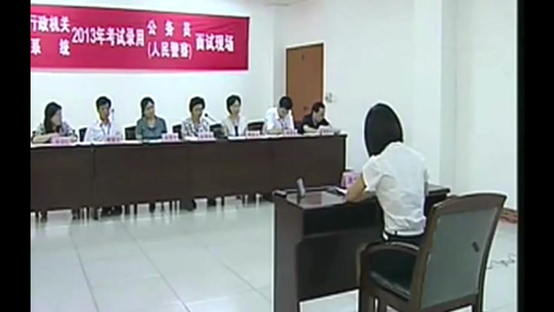 来看看公务员面试现场,面试第一名太厉害了