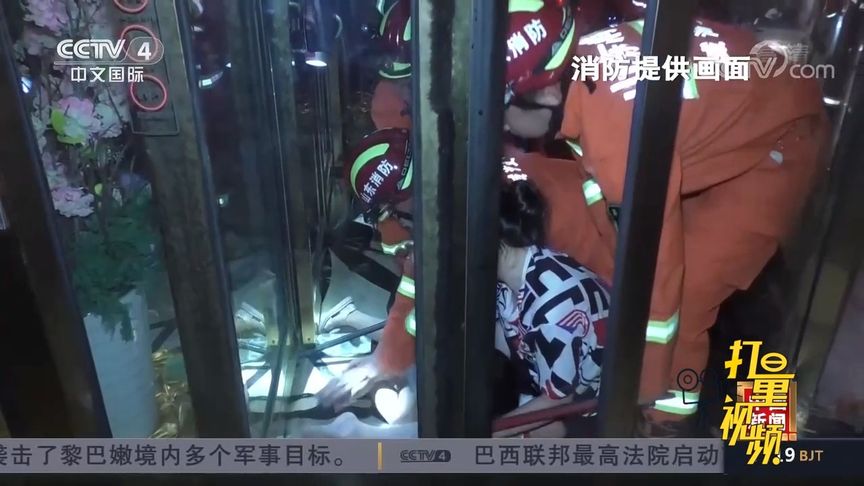 山东一女孩脚部被卡酒店旋转门,消防员紧急破拆救援|中国新闻