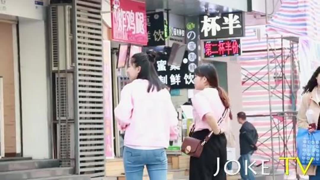 扮成假人模特吓路人 美女各个花容失色