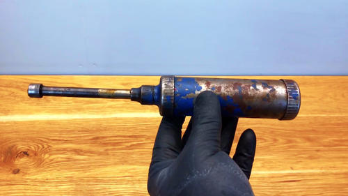 一把长得像螺丝刀的工具,翻新一下,看看是怎么用的