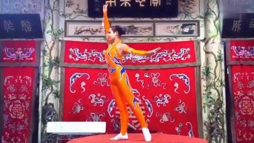 一人柔术杂技表演,精彩
