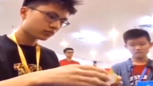 计时员:咋回事啊,我还没按下就拼好魔方了?