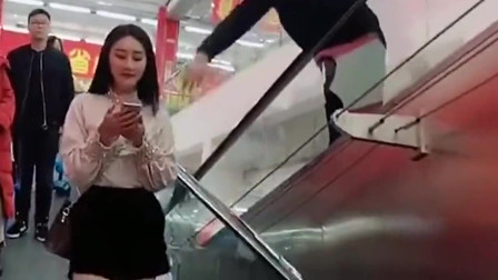 湖南张家界小姐姐:小姐姐坐电梯被人给占了便宜,看到小姐姐的做法...